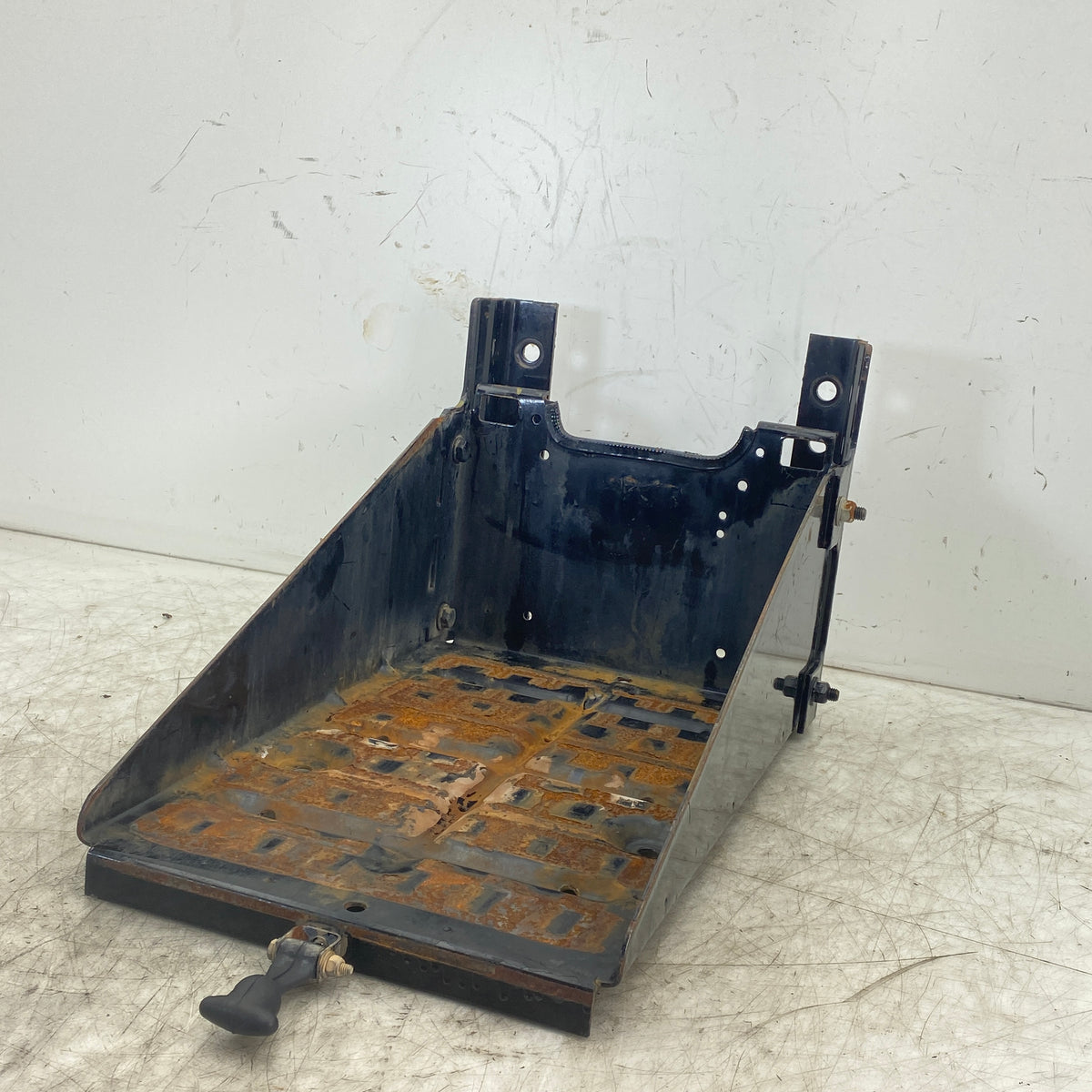 06-43586-000 Genuine Freightliner Battery Box – Second Truck Parts